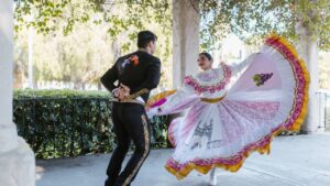 42 Canciones Alegres de Mariachi Para BAILAR