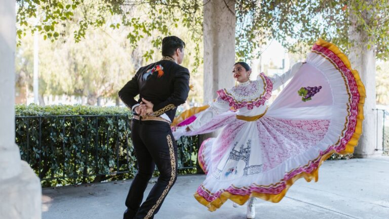 42 Canciones Alegres de Mariachi Para BAILAR